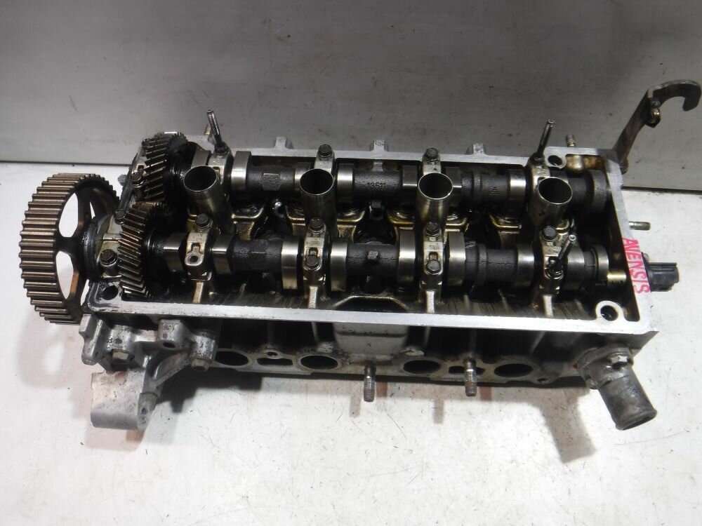 Головка блока цилиндров Toyota Avensis I