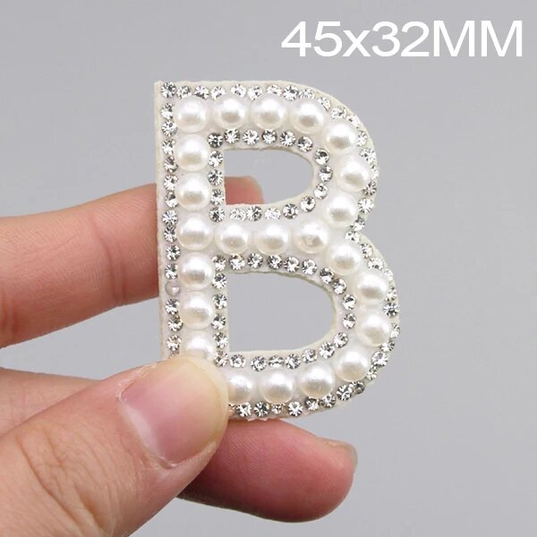 Буква B, жемчужный патч, 45x32 мм, белый