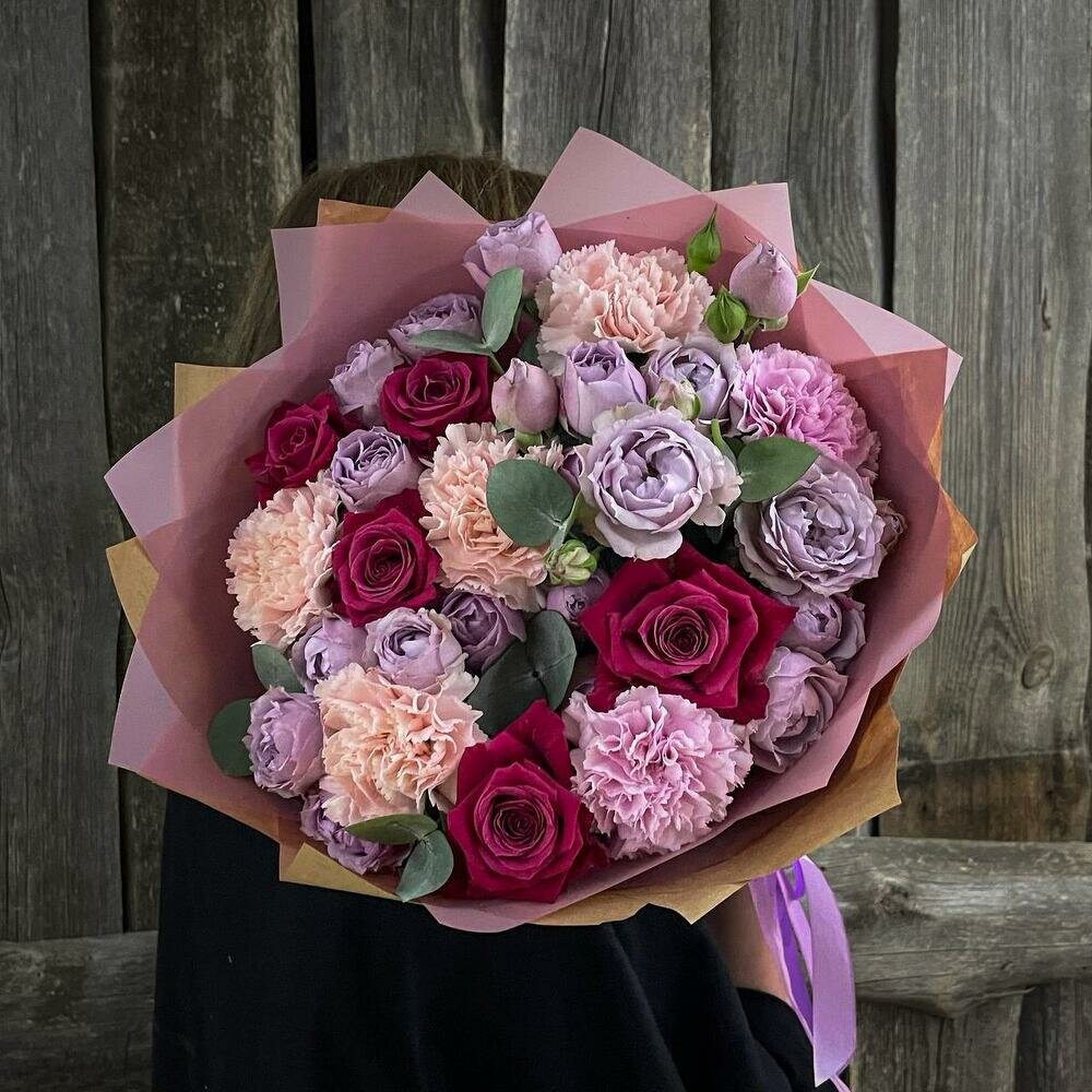 Авторский букет из роз и диантусов «Лиловый сон» от Flori Mondi FM365