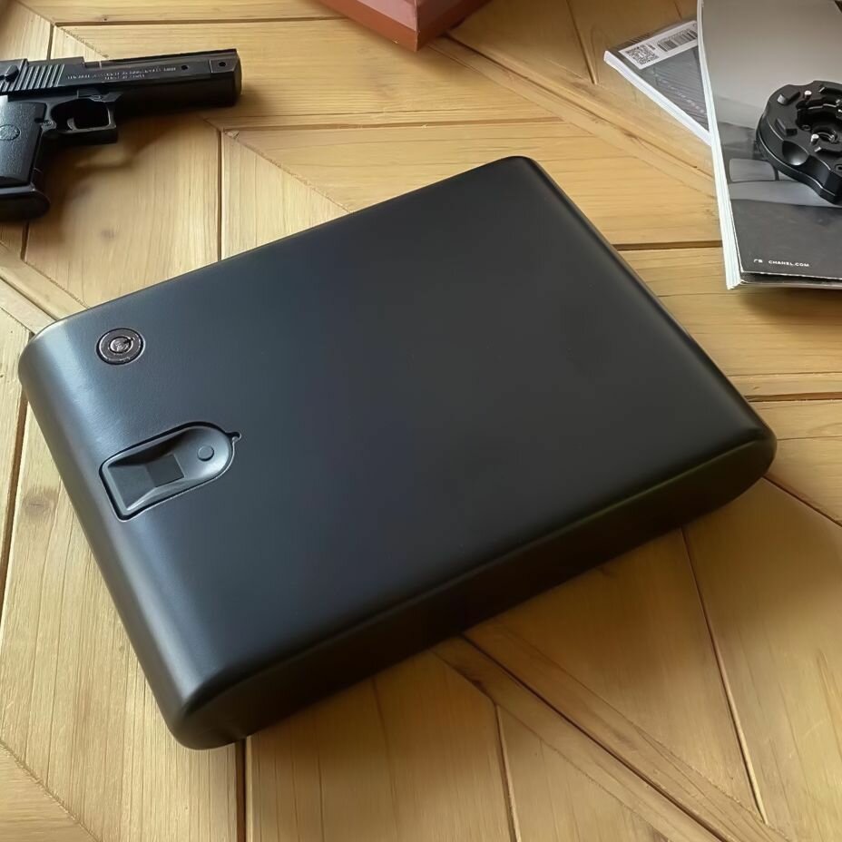 Сейф маленький (мини) пистолетный автомобильный переносной SAFEBURG SB GUNSAFE BIOMETRIC 2.0 для денег и документов с биометрическим (со сканером отпечатка пальца) замком для дома/квартиры/офиса