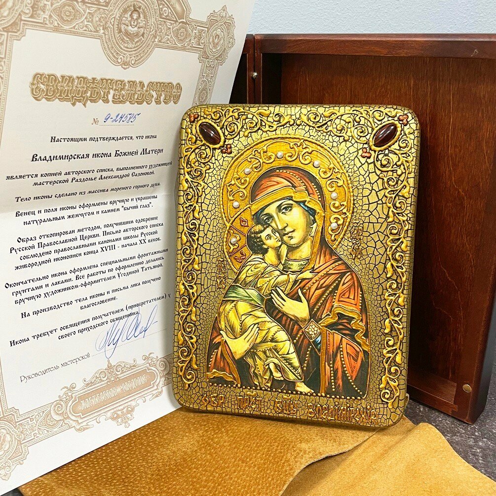 Владимирская икона Божией Матери в шкатулке из мореного дуба