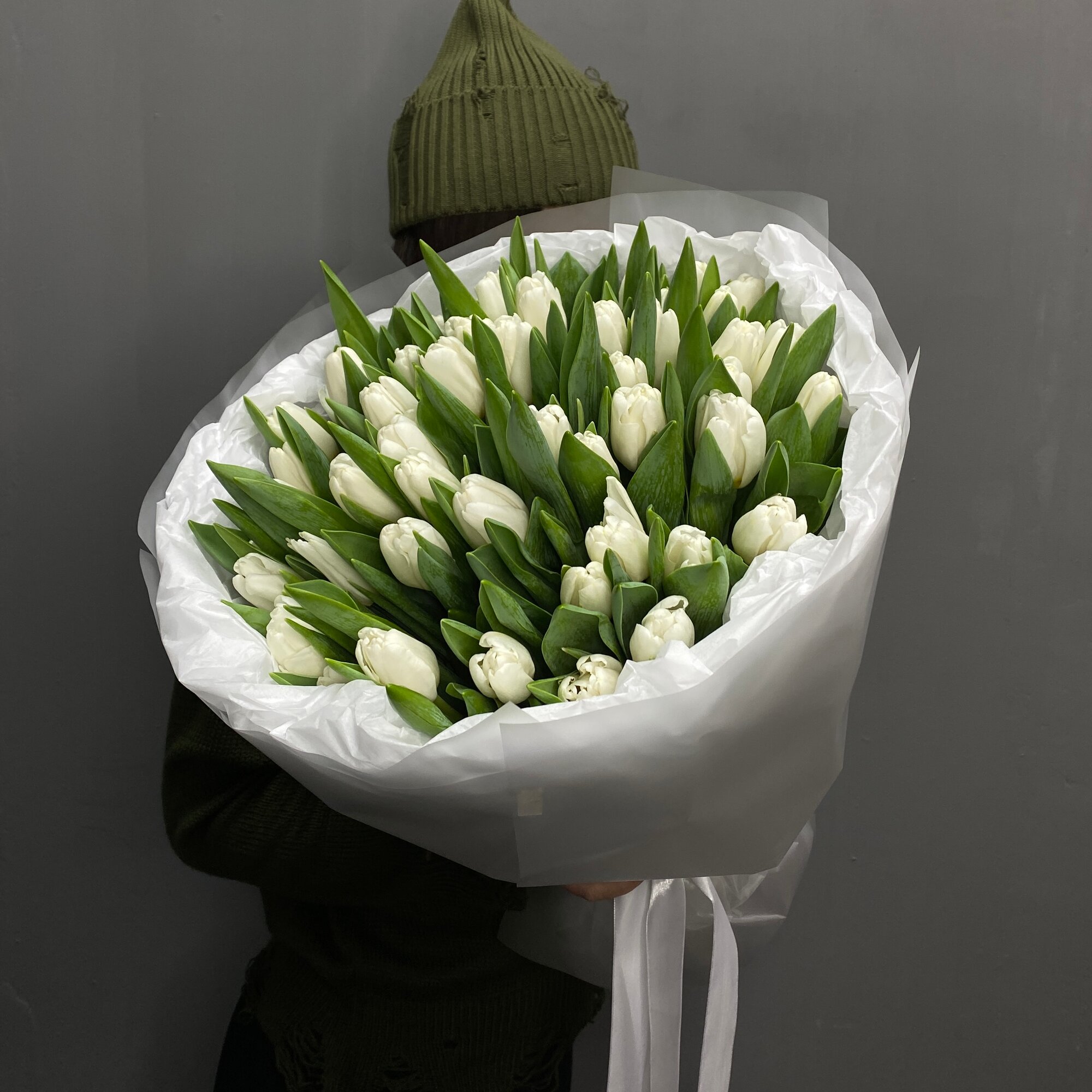 Букет "Wow" Two K Flowers, белоснежные тюльпаны в воздушной упаковке