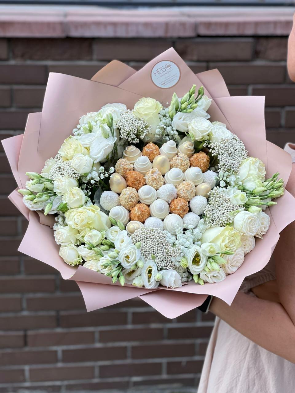 Букет с клубникой в белом шоколаде, вафля, орех, кокос, эустома, роза, роза кустовая, гипсофила, 400 г, Milk 5