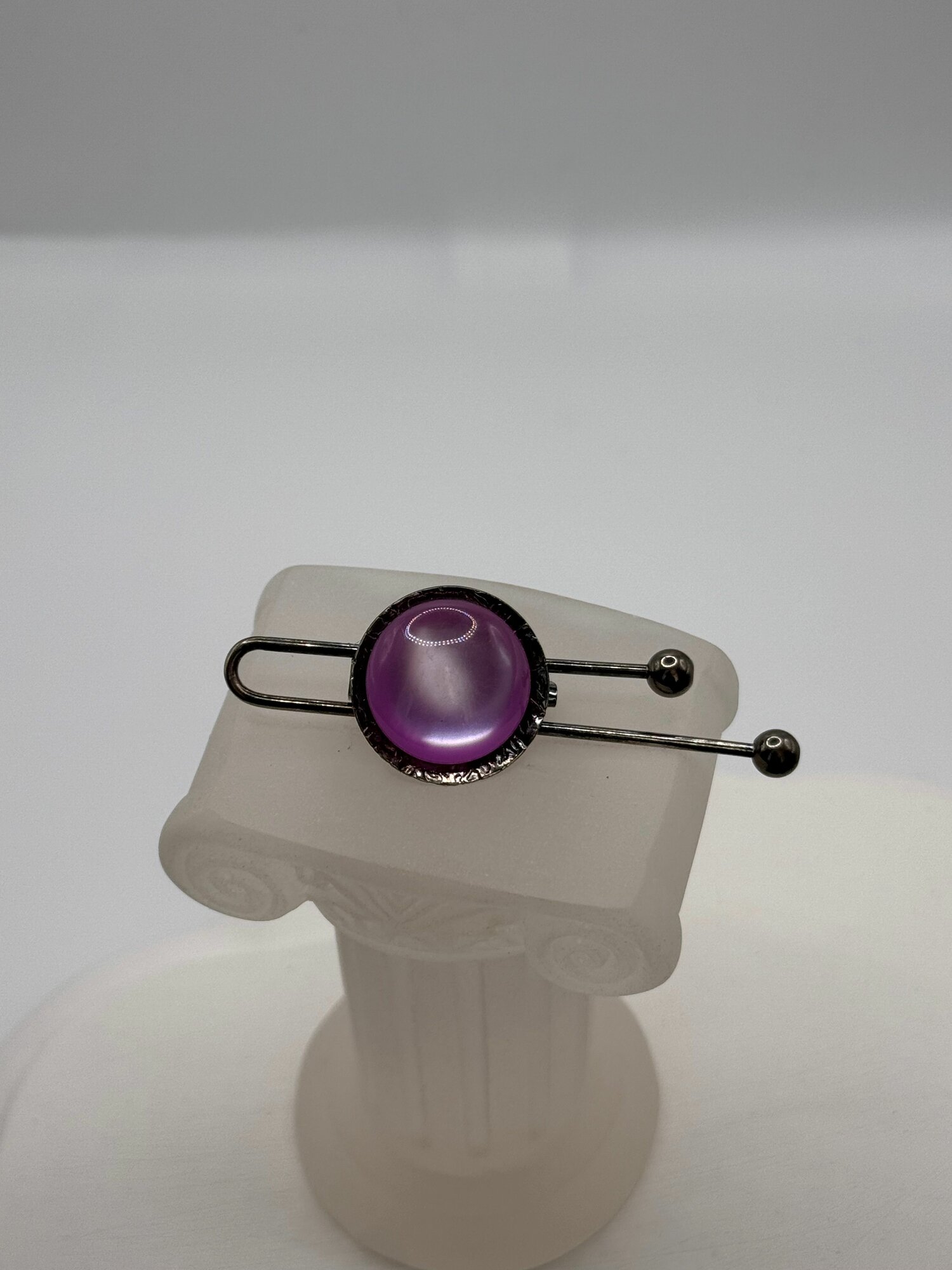 Винтажная брошь с фиолетовым кабошоном