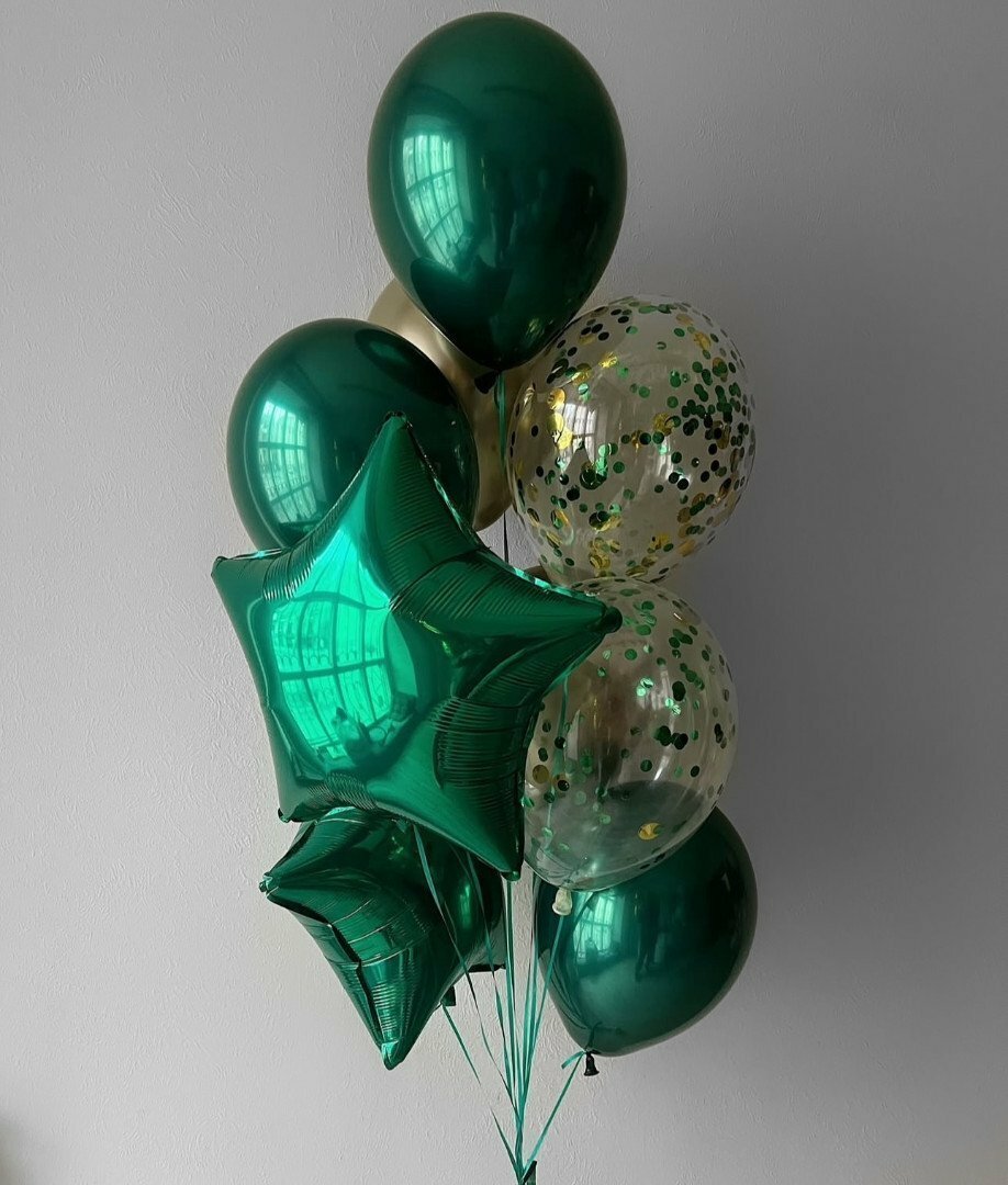 Фонтан из 9 зелёных воздушных шаров с золотым акцентом