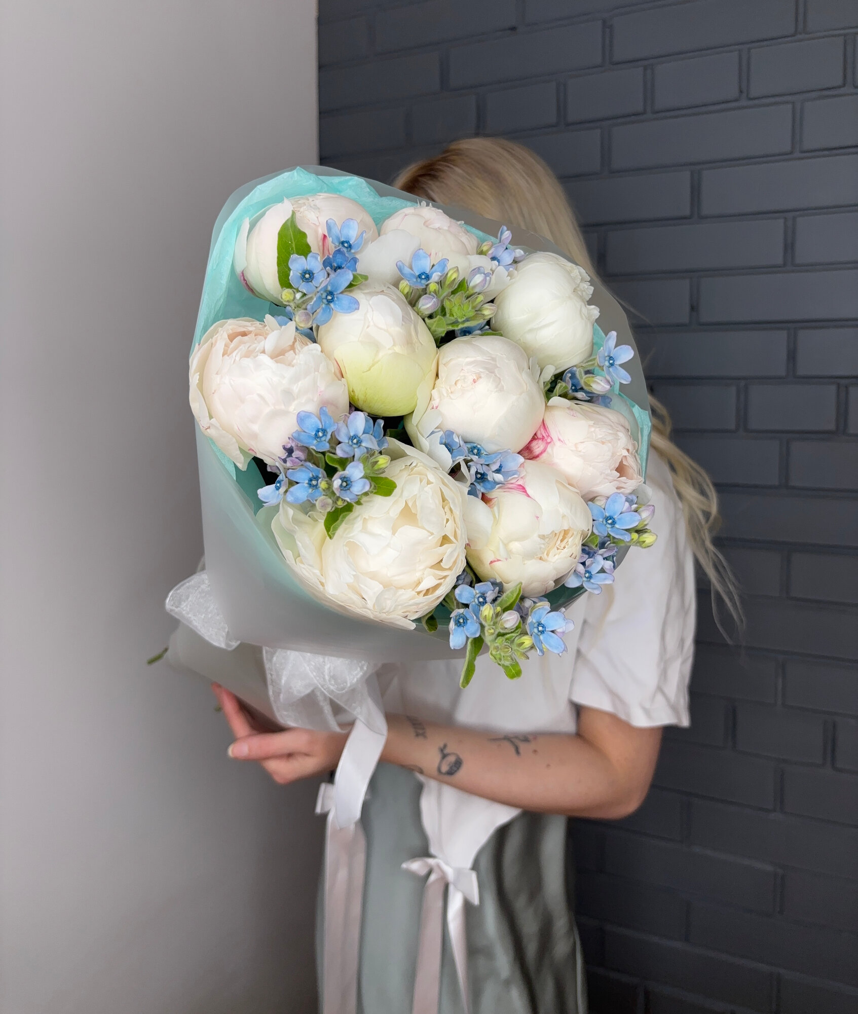 Букет белые пионы Боул Оф Крем (9) и незабудки, размер M