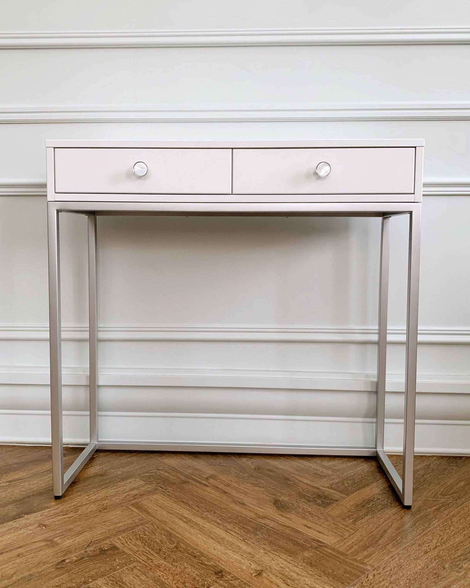 Консоль Келли Н с 2 белыми ящиками на серебристом металлическом основании