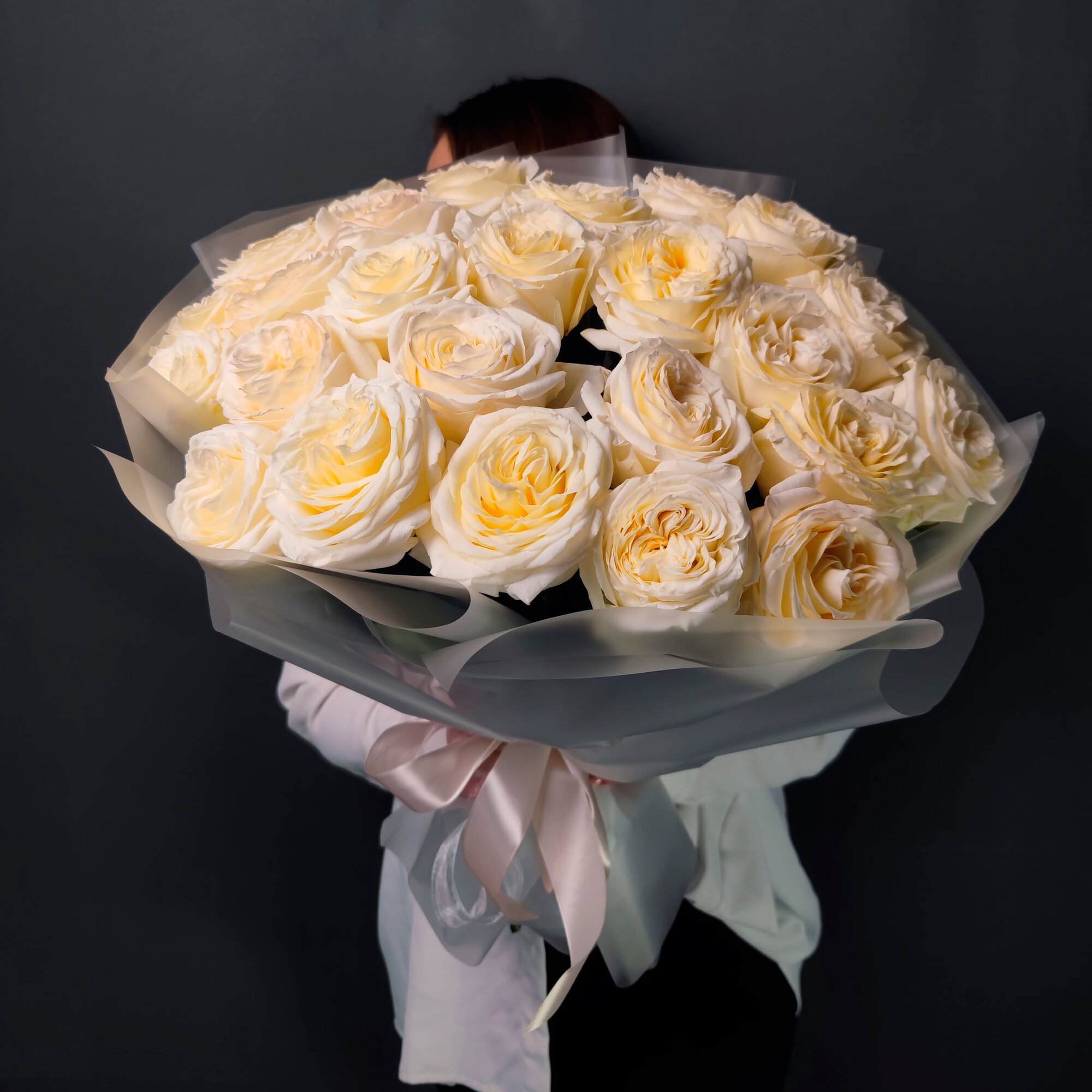 Моно-букет из пионовидных роз, 25 штук, белые, ароматные, в упаковке "крафт"