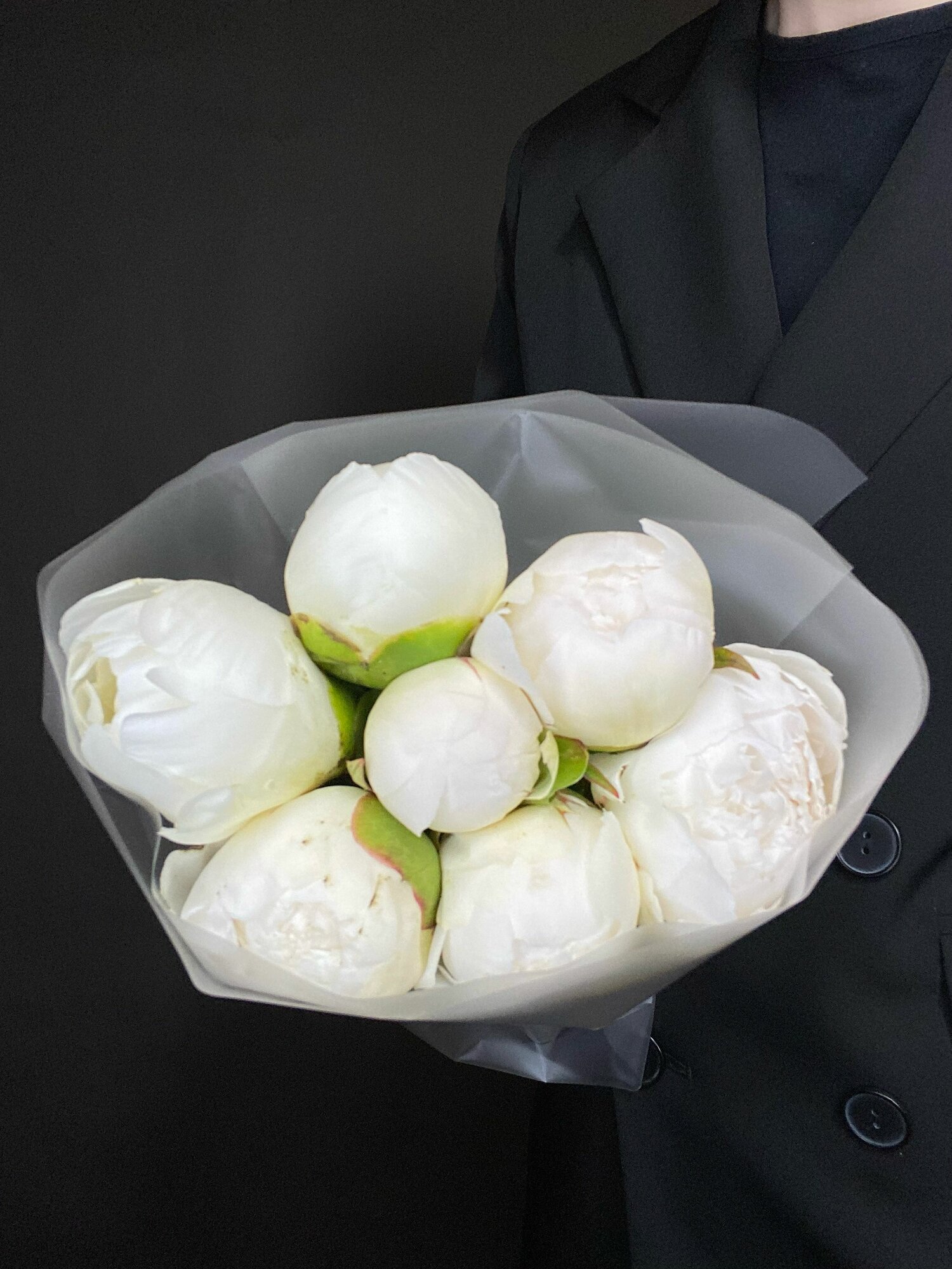 Белые пионы (пион 7 шт.), высота букета 40 см, ширина букета 15 см