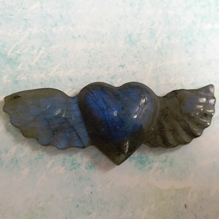 Амулет-тотем "Сердце с крыльями" "путь гениальности" , из лабрадорита с синей ирризацией, синий-черный, природный камень минерал,