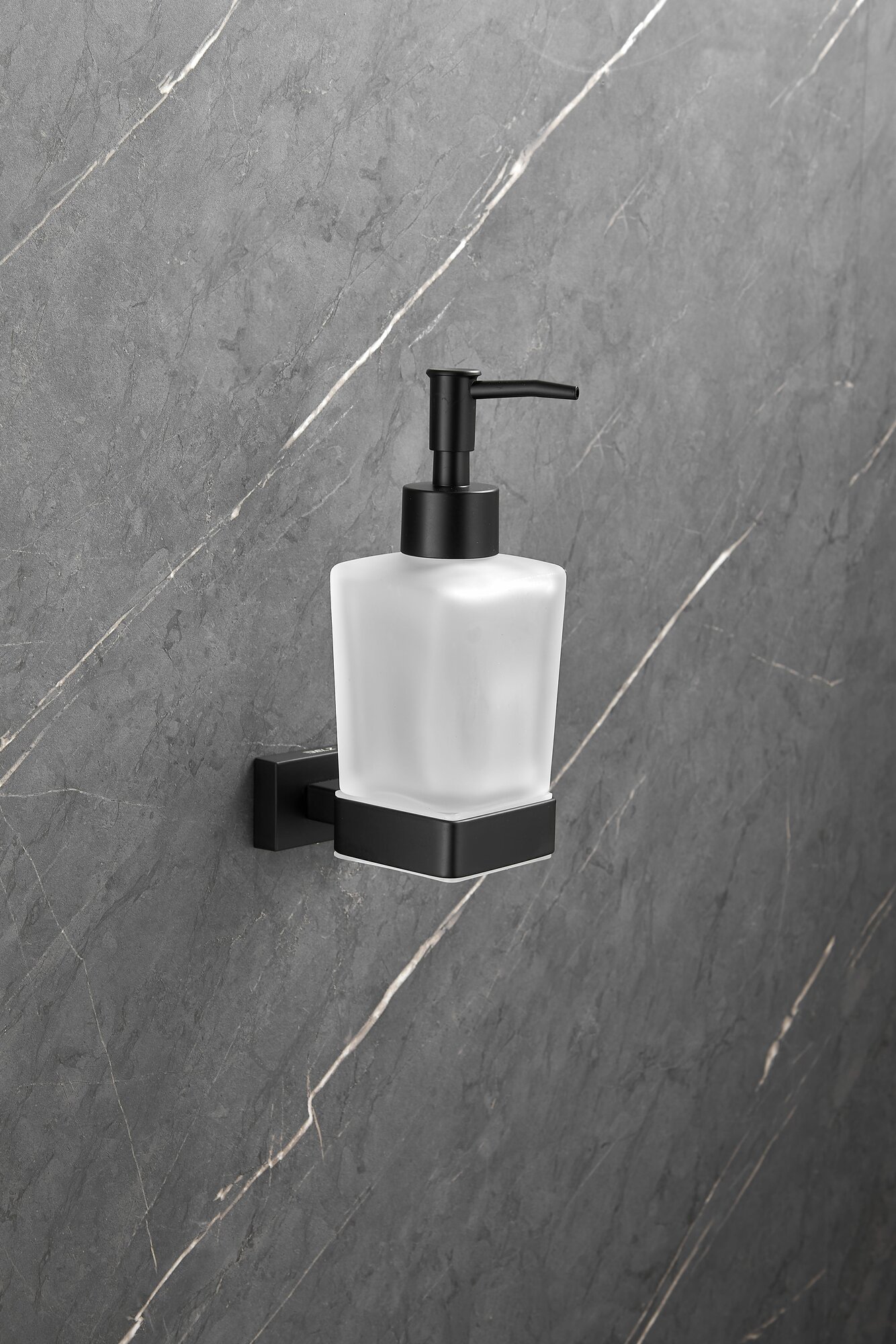 Дозатор для жидкого мыла механический, диспенсер стеклянный черный BELZ B90327