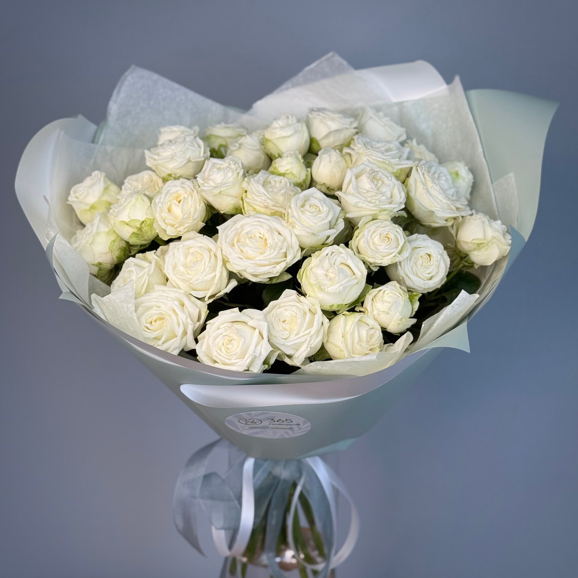 Букет из 15 кустовых пионовидных белых роз в стильной упаковке. «365 Поводов» - живые цветы с доставкой