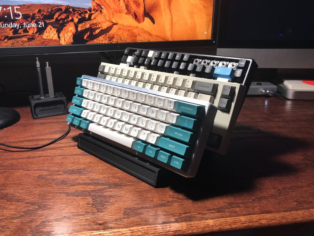 Трех ярусный держатель для клавиатур