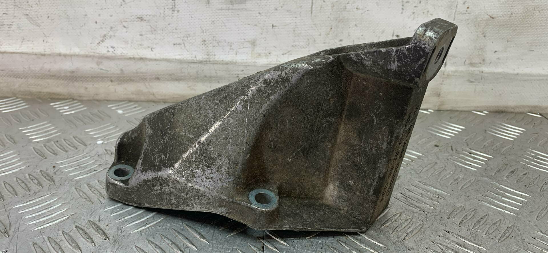 Кронштейн двигателя левый Audi A4 B5 рест. (1999 - 2001) 8D0199307P