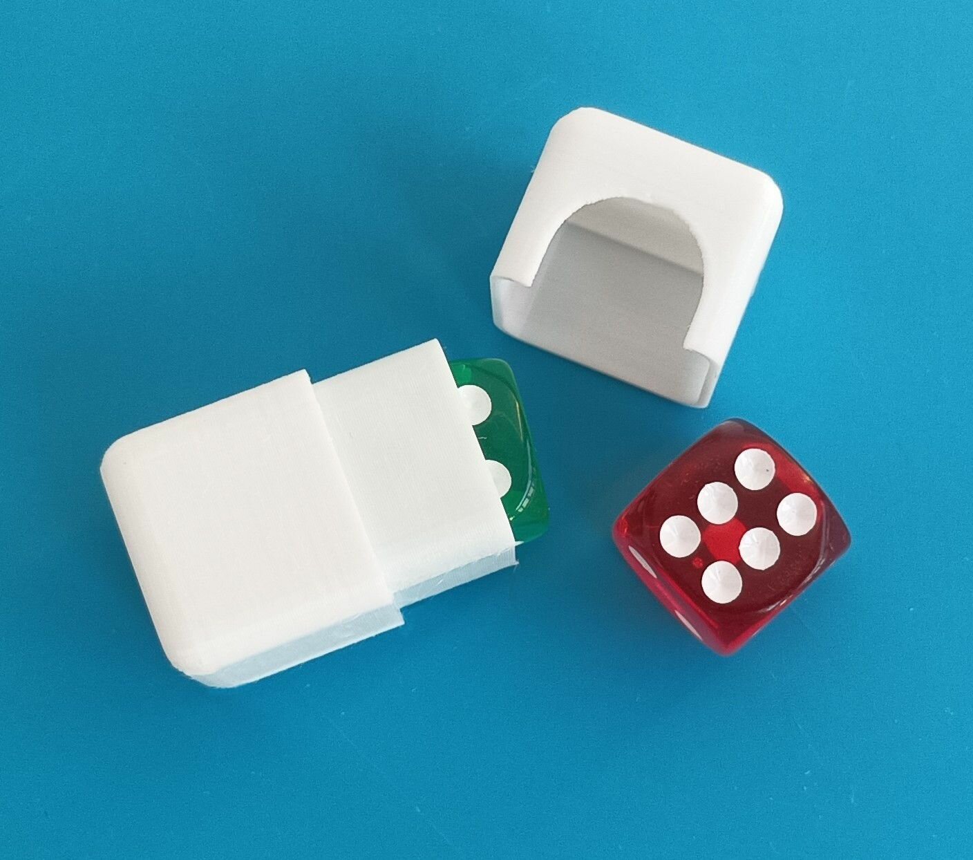 Акриловые игральные кости кубики 14 мм в кейсе контейнере, темно-красный/темно-зеленый