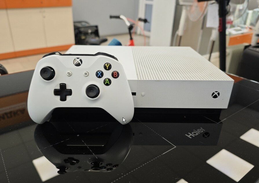 Игровая приставка Microsoft Xbox One S, Blu-ray, 500GB, белый + геймпад