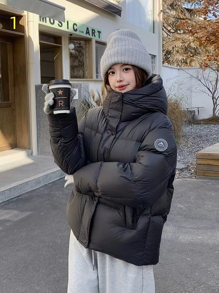 Женская зимняя короткая пуховик-пуховик в стиле "бомбер" с утолщенным капюшоном