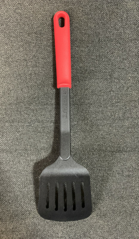 Лопатка кухонная с отверстиями пластиковая