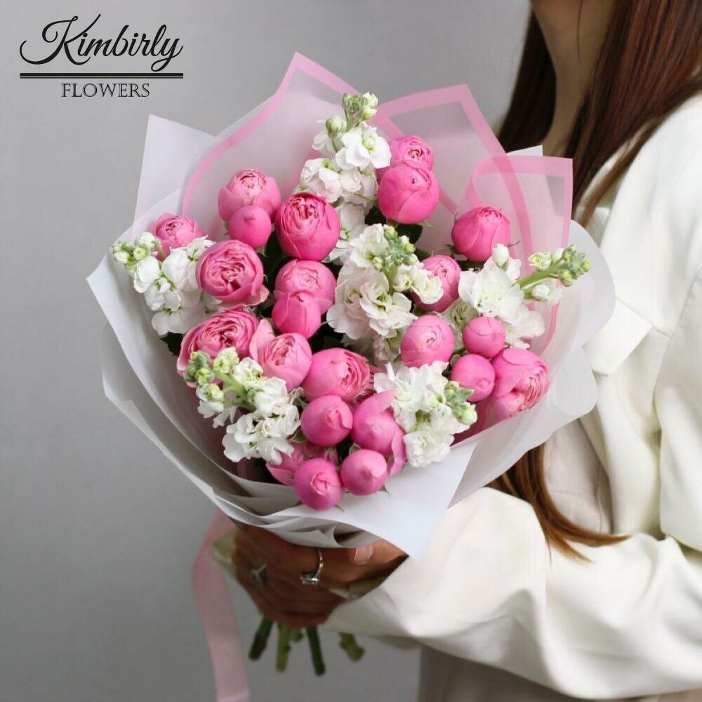 Букет живых цветов из роз, ароматной маттиолы, цвет розовый белый,11 шт, пионовидные кустовые розы Сильва арт 310