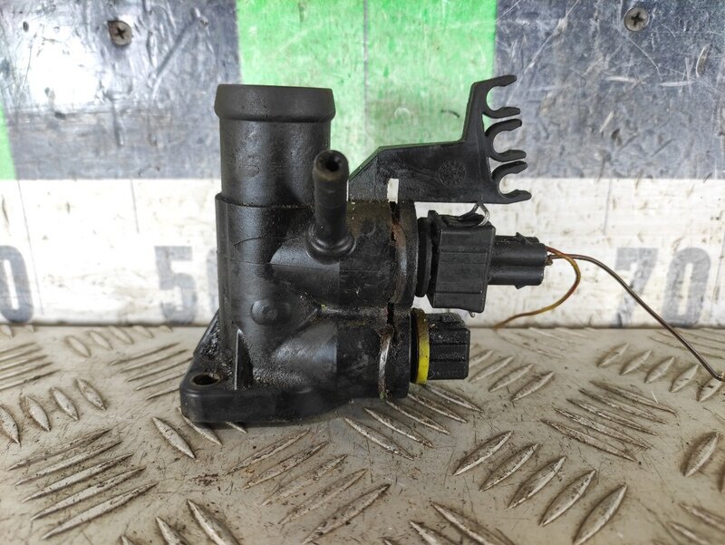 Фланец системы охлаждения VOLKSWAGEN Golf 3 037121133F