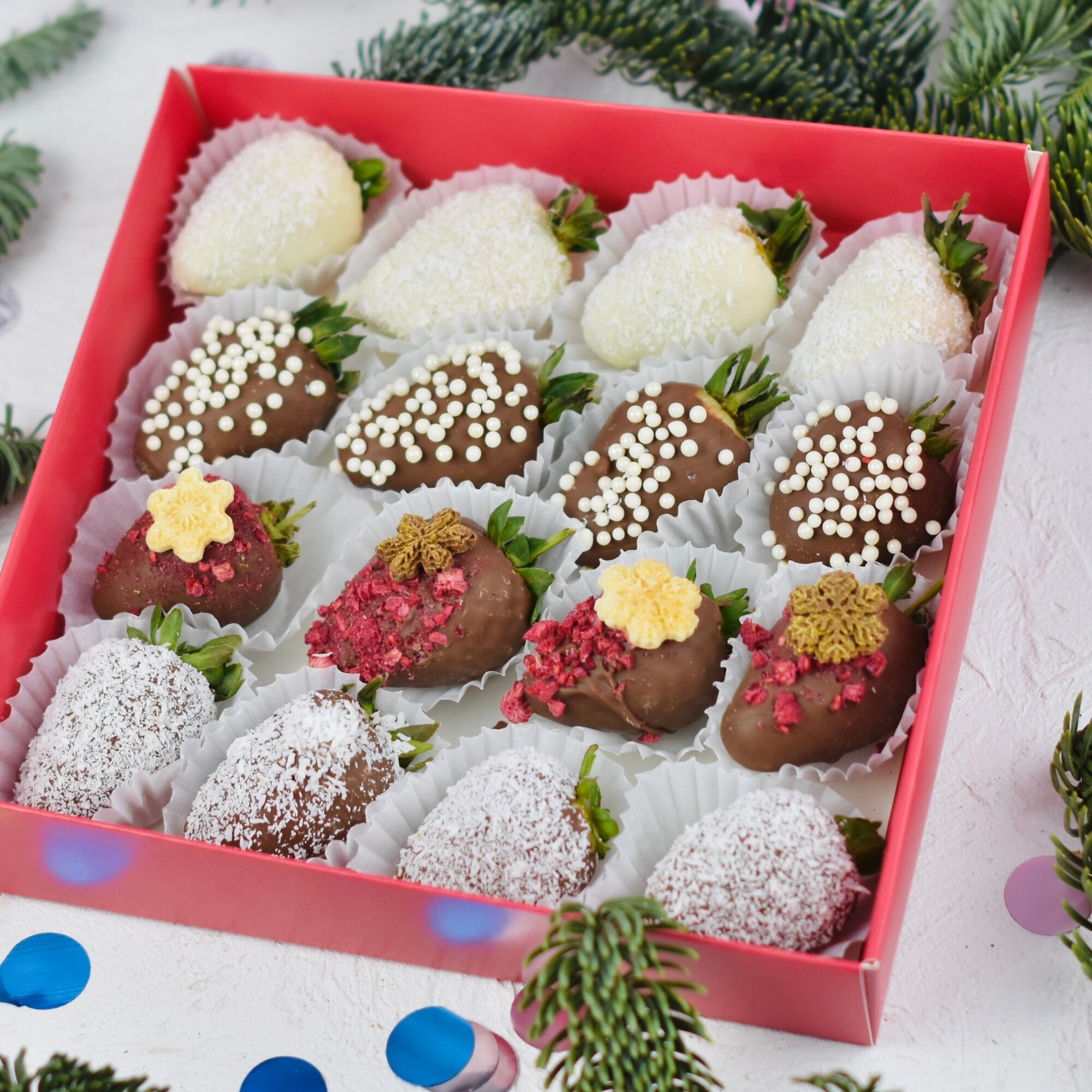 Набор клубники в шоколаде "Новый год", подарок для девушки, коллеги, мамы, сестры на новогодние праздники со снежинками