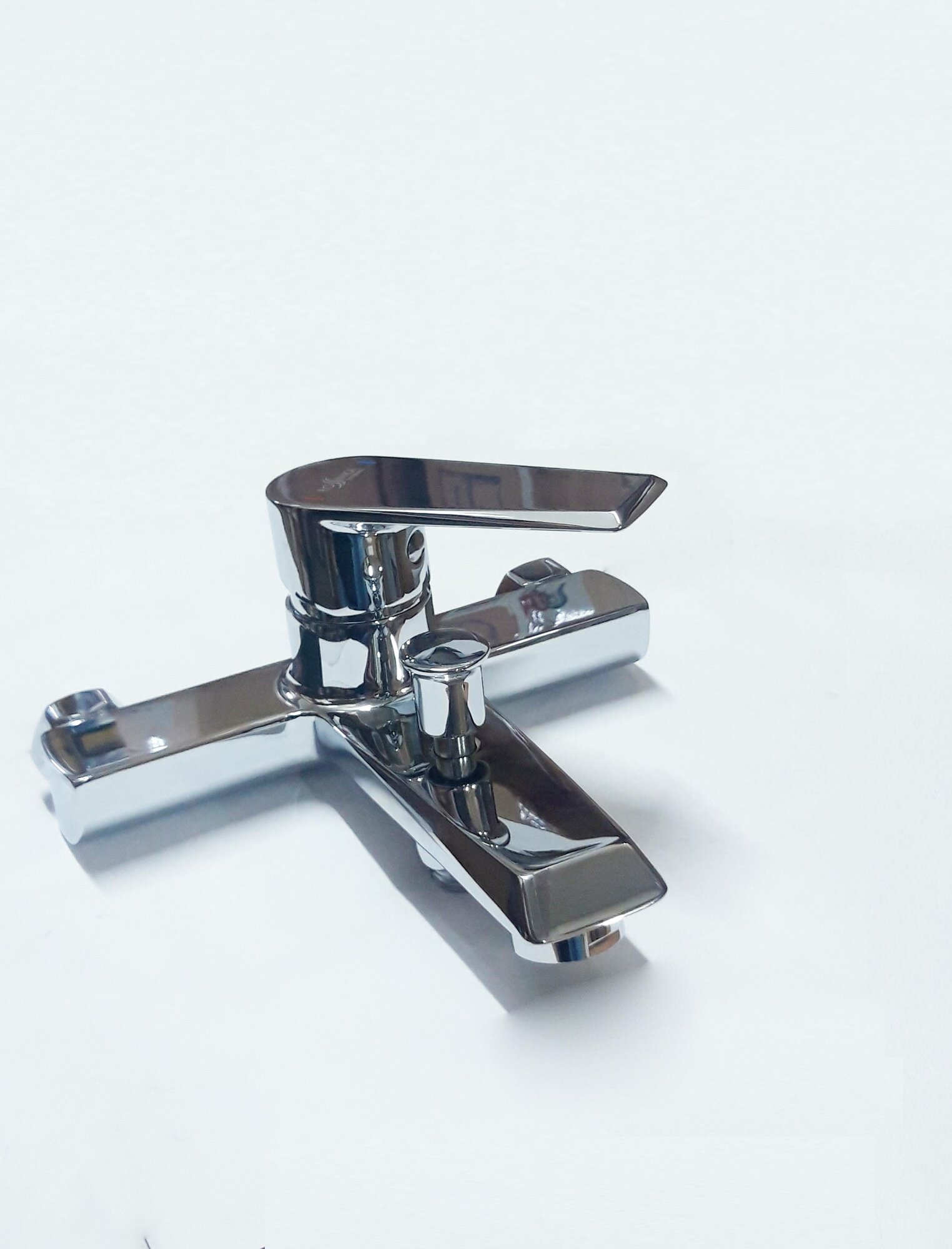 Смеситель Rossinka RS28-31 для ванны с коротким монолитным изливом