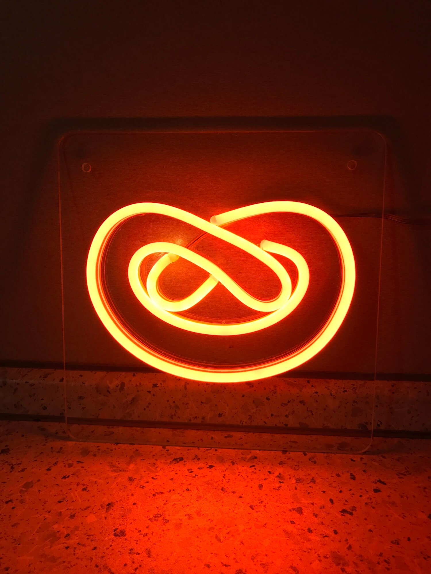 Вывеска "крендель" 18х18см из гибкого неона