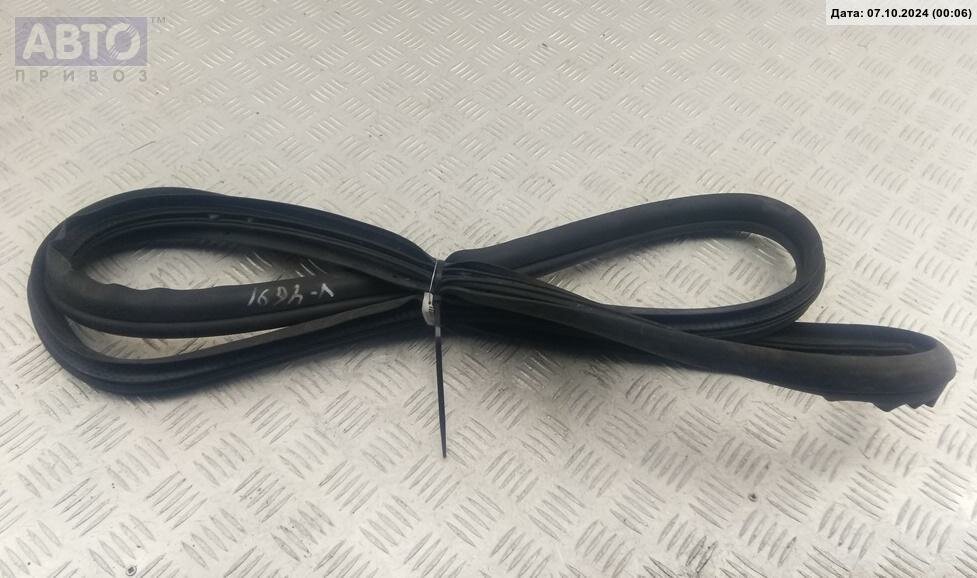 Уплотнитель двери задней левой Skoda Fabia mk2 (5J) 2007-2014