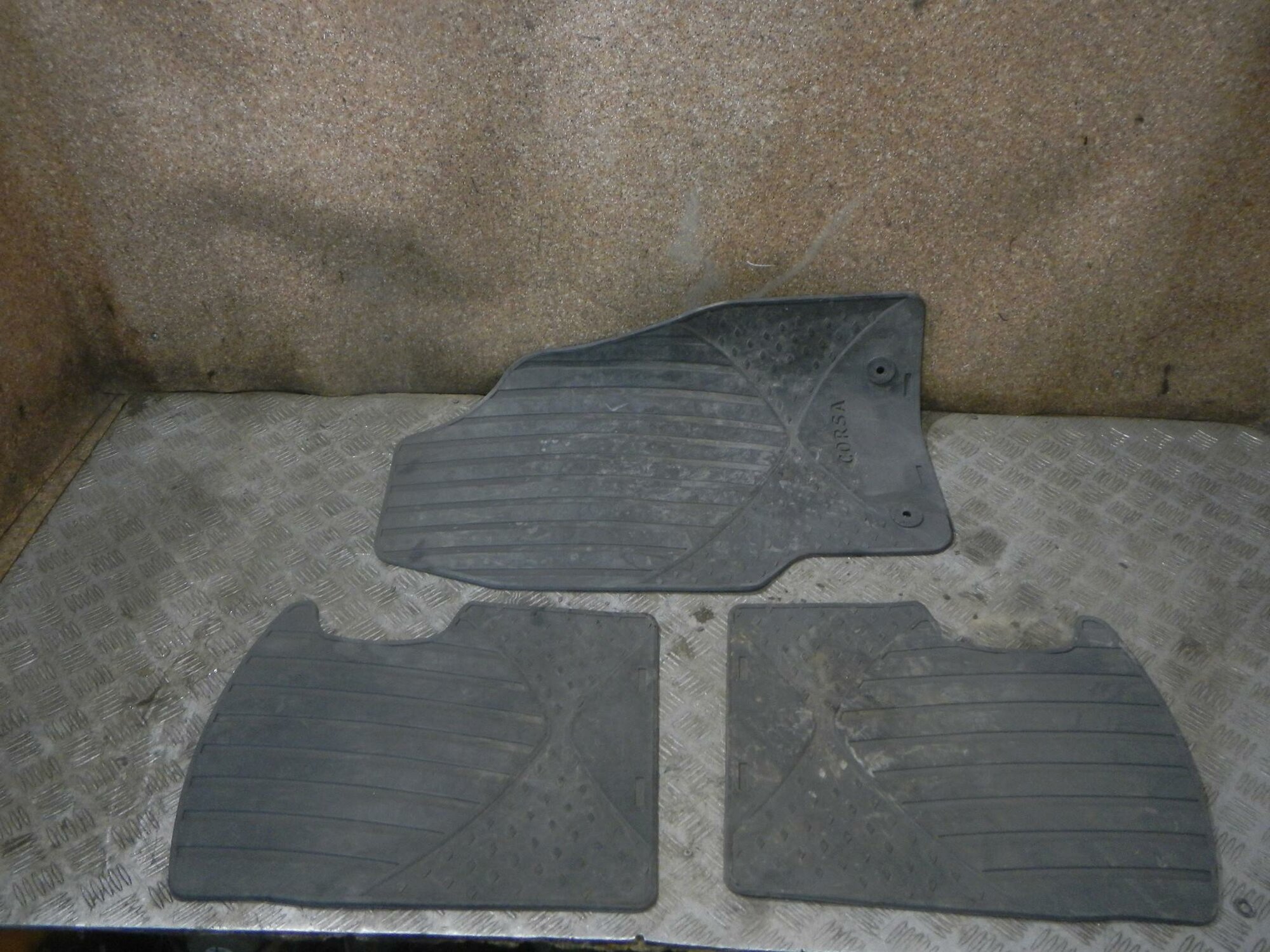 Б/У Коврики салона (комплект), Opel (Опель)-CORSA D (06-) OPEL CORSA D (06-) Кроме водительского. Б/У. 482370 GENERAL MOT...