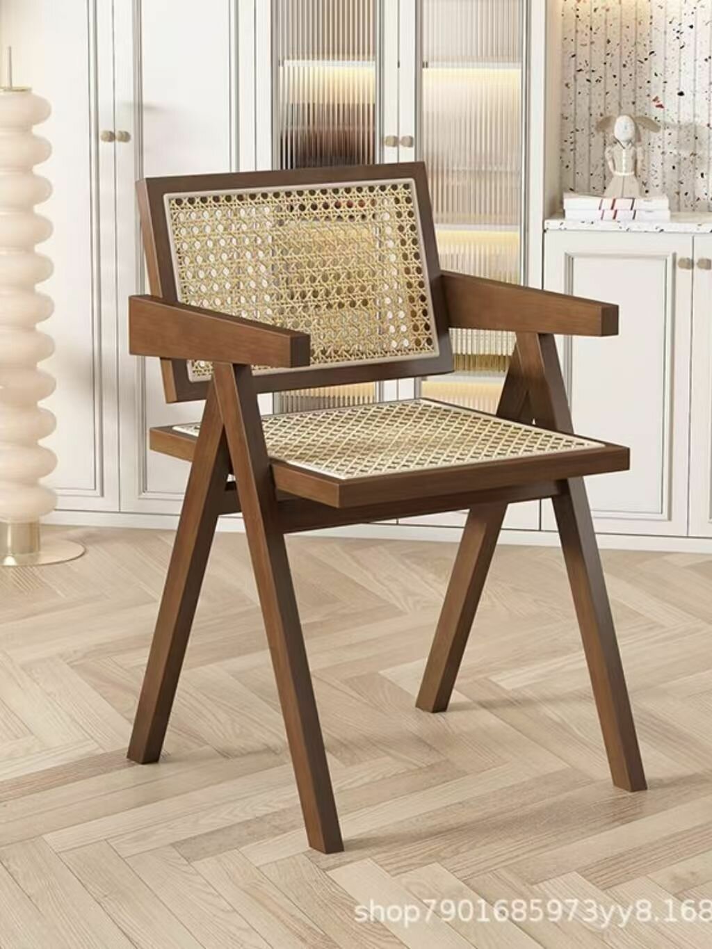 Стул, с подлокотниками, каркас из цельного дерева с ротанговой подушкой-WangLian