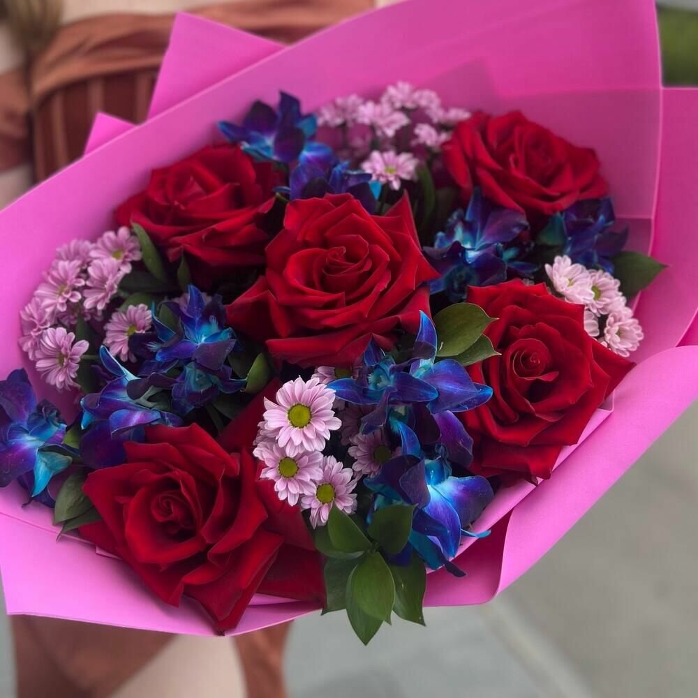 Букет с красными розами, синий орхидеей и кустовыми хризантемами - РИМСКАЯ РОЗА