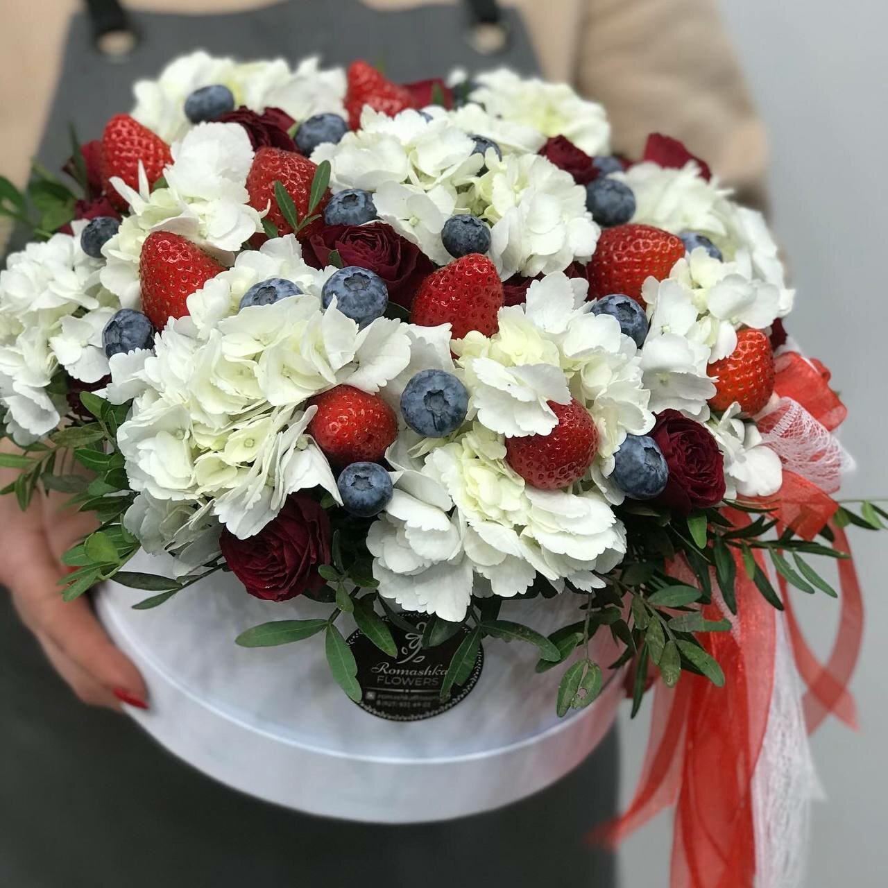 Коробка из фруктов и гортензий «Малибу» - L (до 40 см)