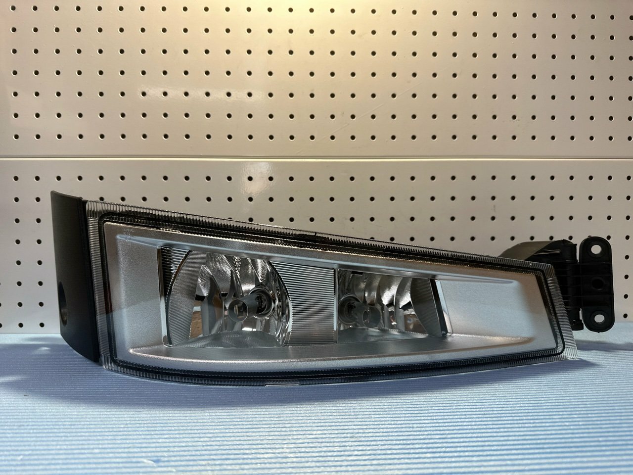 Противотуманная фара правая VOLVO FH4 FM4 (вольво ФШ4 ФМ4)