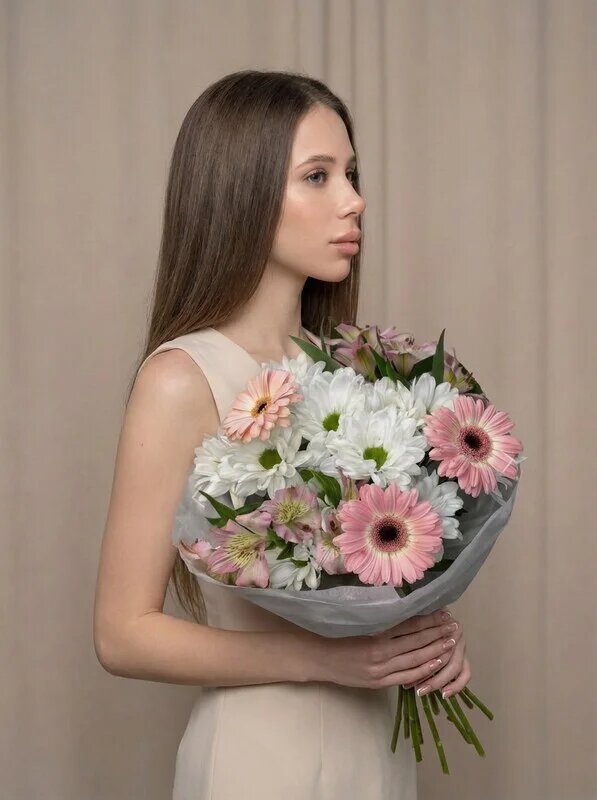 Букет "Нежный акцент", альстромерии, герберы и хризантемы, в подарочной упаковке