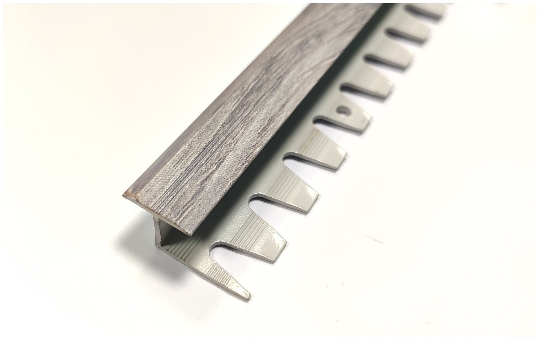 Порожек Т-образный алюминиевый гибкий для напольных покрытий, ширина 16мм, высота 10мм, длина (комплект 900 мм + 1600 мм) "Русский профиль" РП-АКП-21 Дуб хельсинки