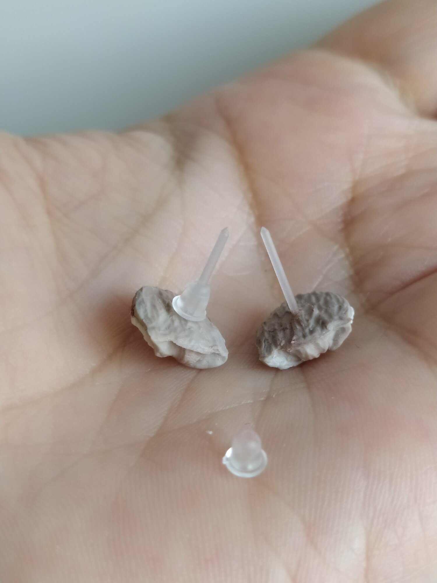 Серьги пусеты Tiny Petal, полимерная глина, размер 10 мм, коричневый — фото 1
