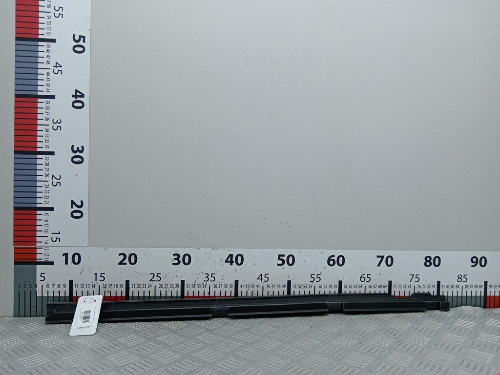 Накладка декоративная (молдинг) стекла двери задней левой Volkswagen Golf 4 арт. 2111047