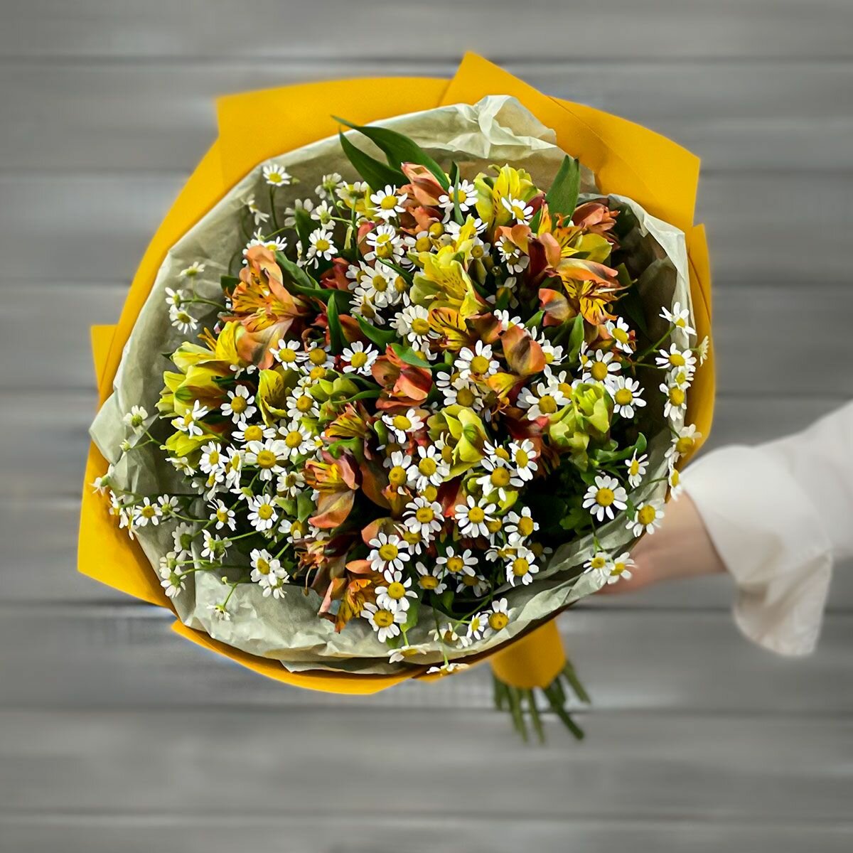 Букет из живых цветов альстромерий и ромашек