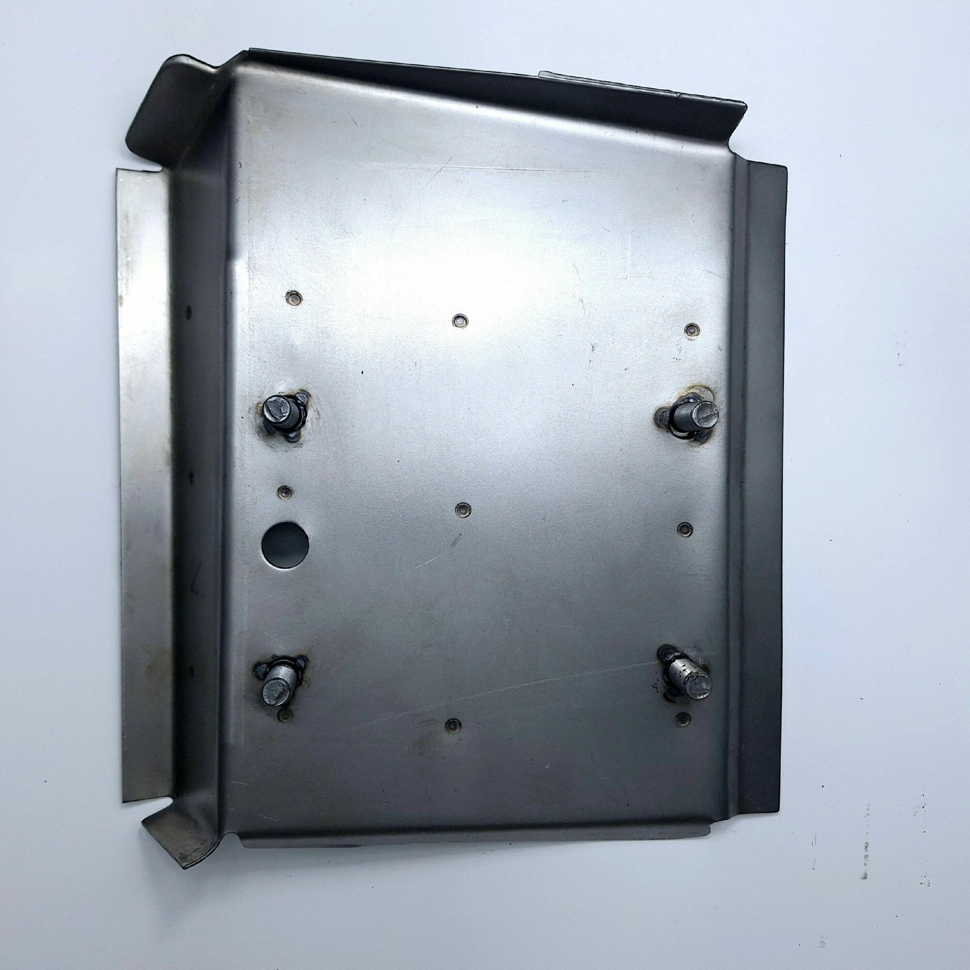 Площадка крепления тяги/ Площадка реактивной тяги левая (с шпильками) 2121 нива