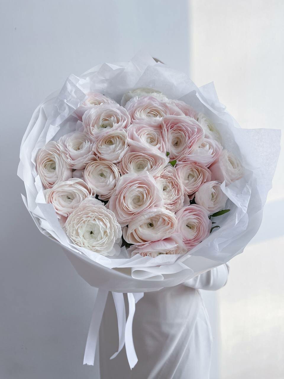 Нежное облачко из розовых ранункулюсов 25 шт. с доставкой до двери от FlowersGo