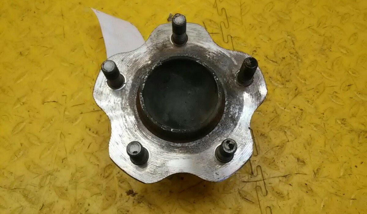 Ступица задняя Juke (F15) Nissan 432021KA0A