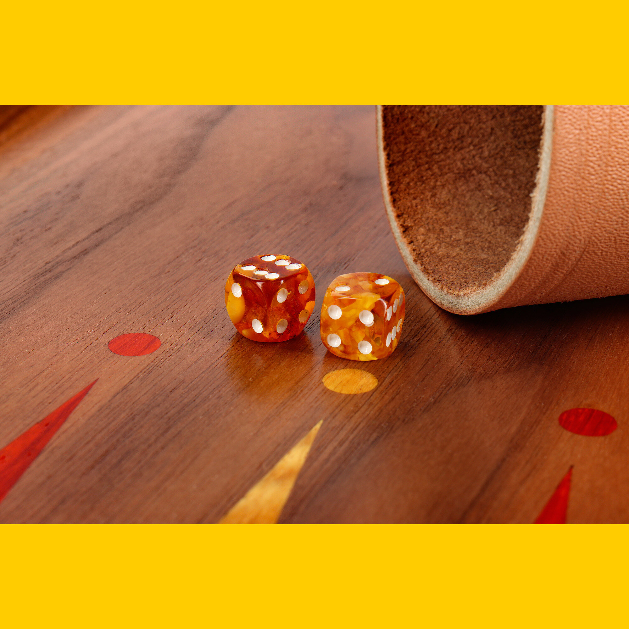 Игральные кости в футляре 10 мм Янтарь (чайный цвет, в красном футляре)