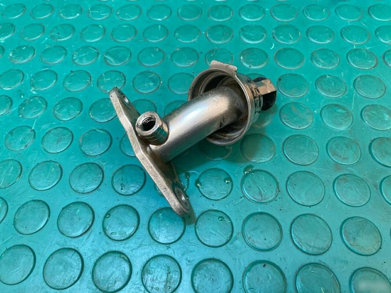 Трубка флянец системы рециркуляции BMW 5 G30 2017 11718577220