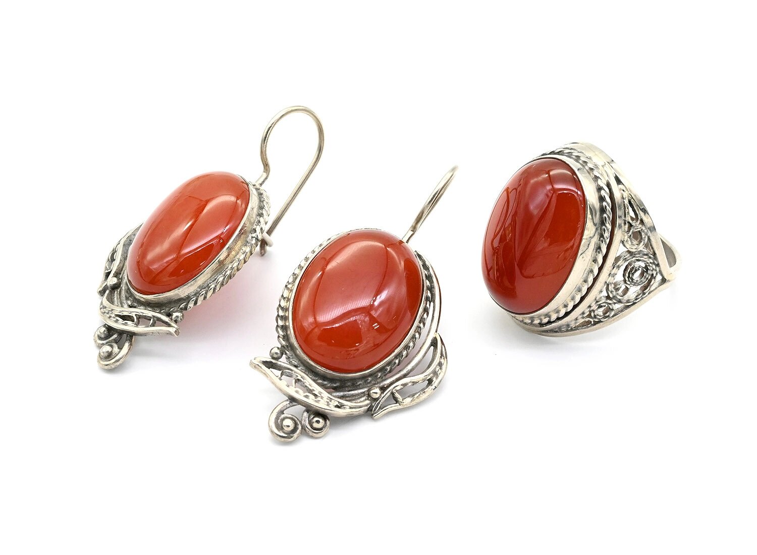 Комплект бижутерии: кольцо, серьги, сердолик