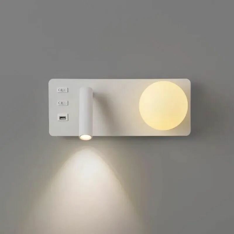 Светильник для чтения с атмосферным стеклянным шаром у постели в спальне