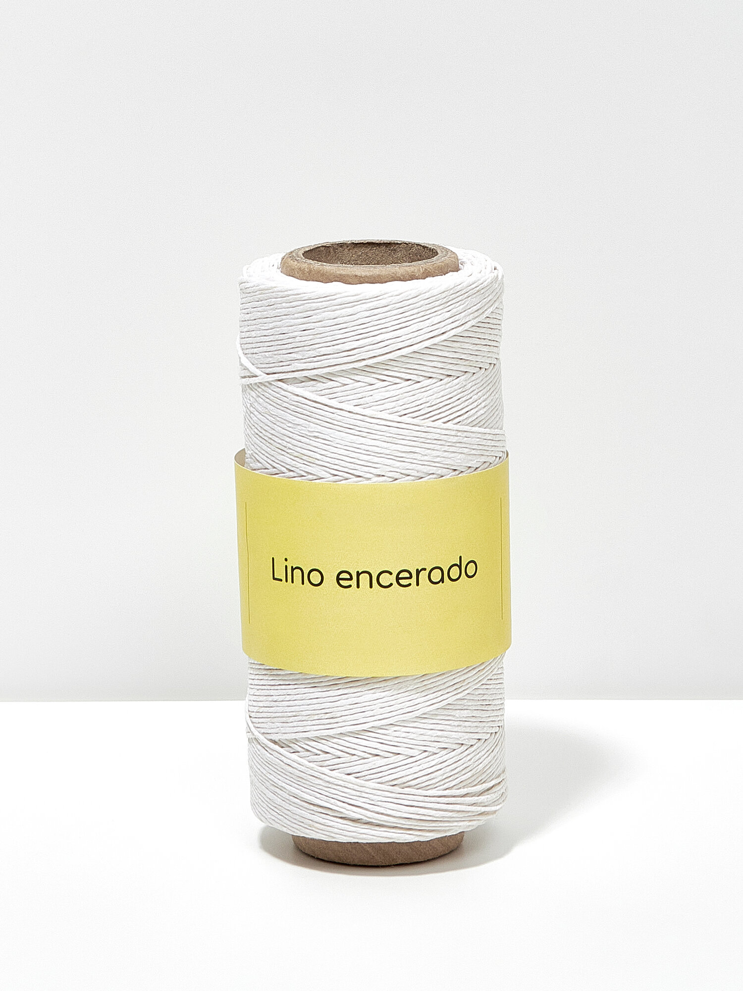 Нить льняная вощеная, толщиной 0,7 мм, 180 метров. Цвет белый. Для кожи, бижутерии и украшений.