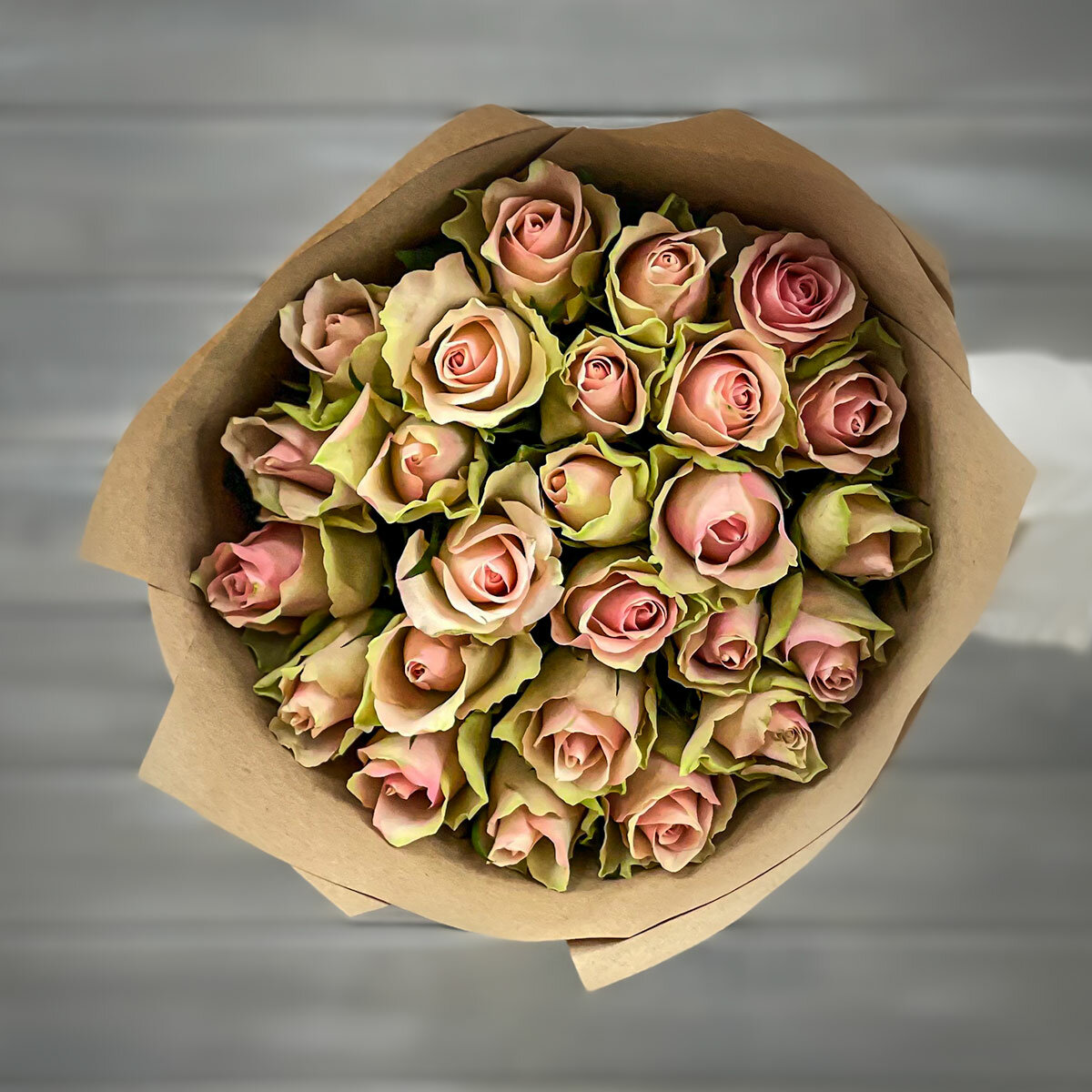 Монобукет Букет Маркет, 23 розы, зелено-розовый, высота 40см, в крафте
