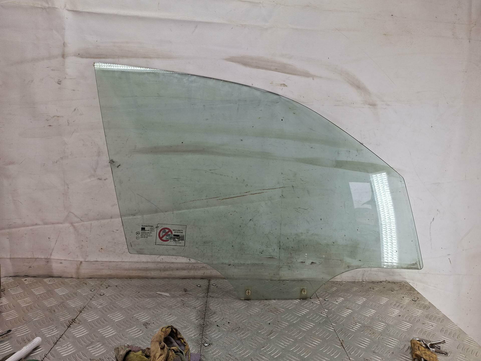 Стекло двери передней правой SsangYong Rexton рест. (2003 - 2008)