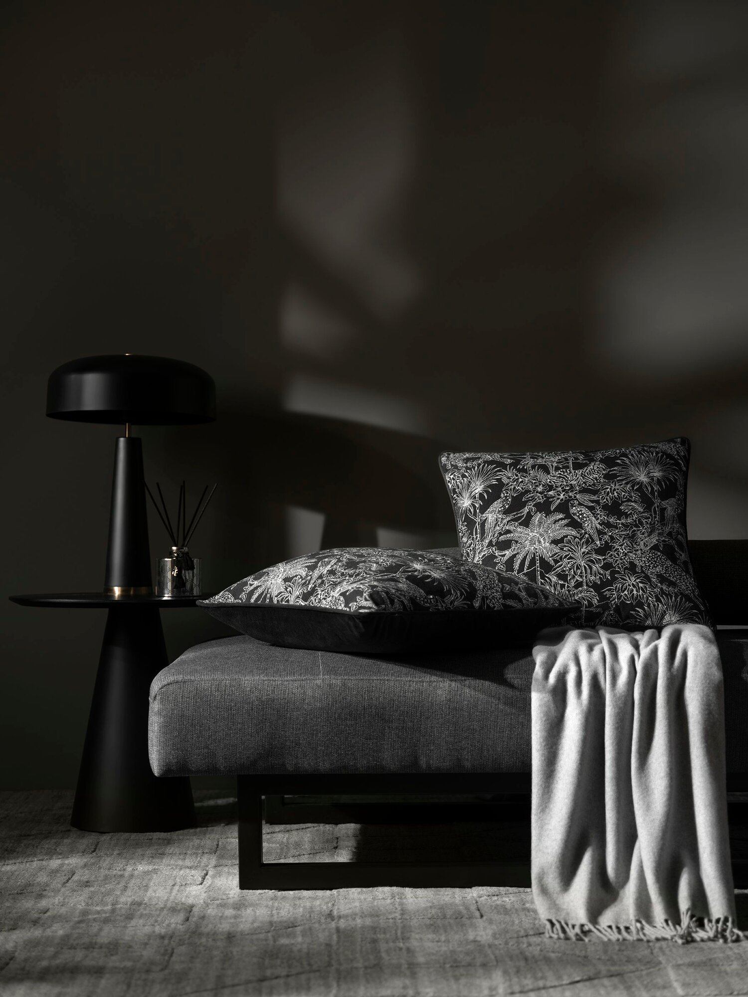 Декоративная подушка Togas "Джанглос", 50x50 см, гипоаллергенная, жаккард