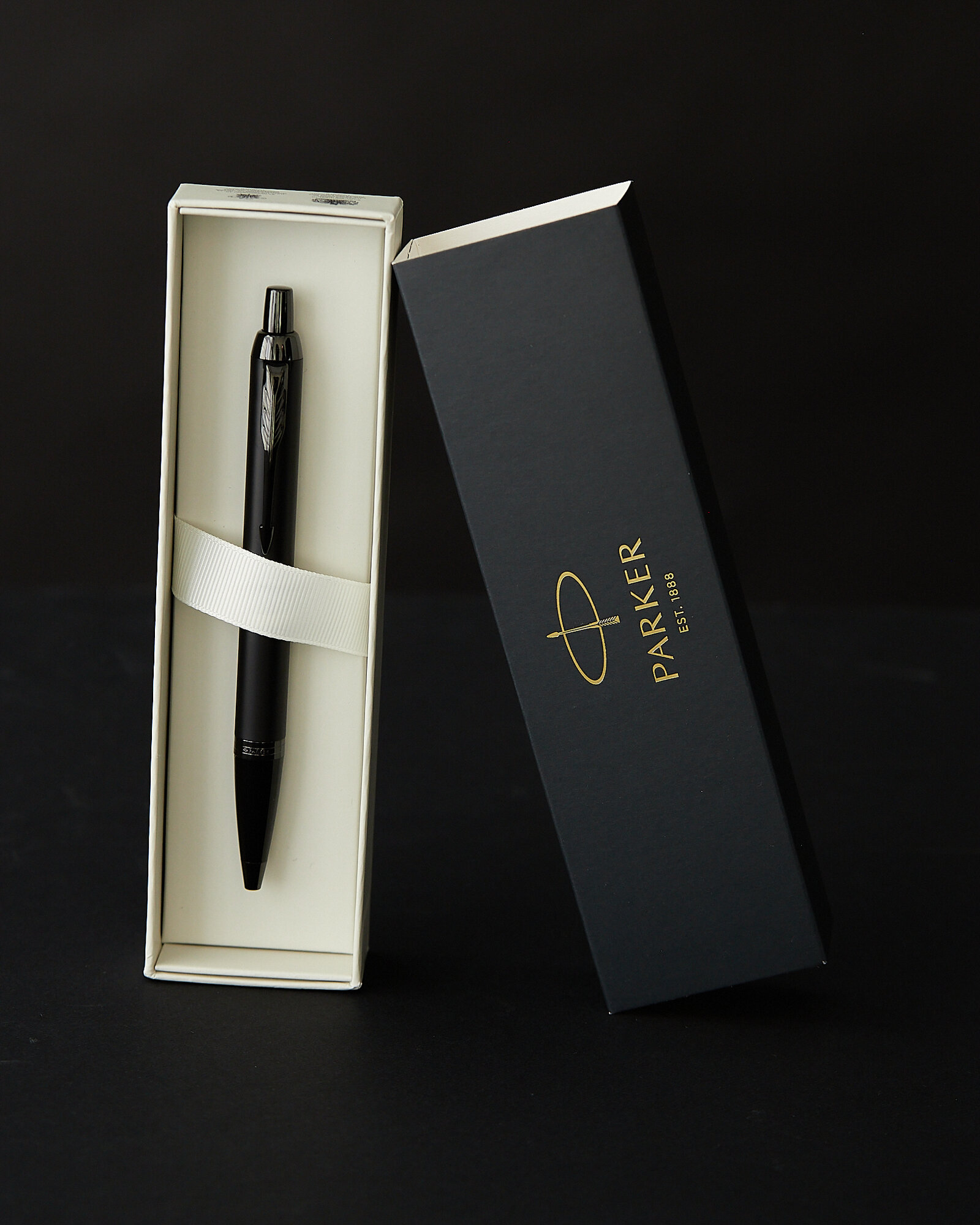Шариковая ручка Parker IM Achromatic, Black BT, стержень: M, blue, в подарочной упаковке. Индивидуальная гравировка.